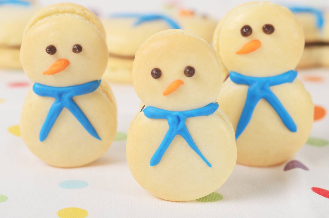 Snowman Macarons - Joyofbaking.com *Video Recipe*